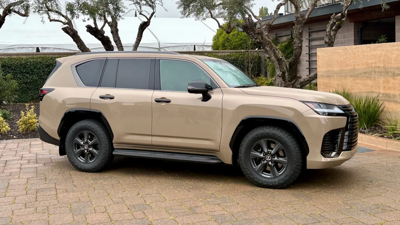 2025 m. „Lexus LX 700H“ hibridinis - AutoMotoTransportas.lt